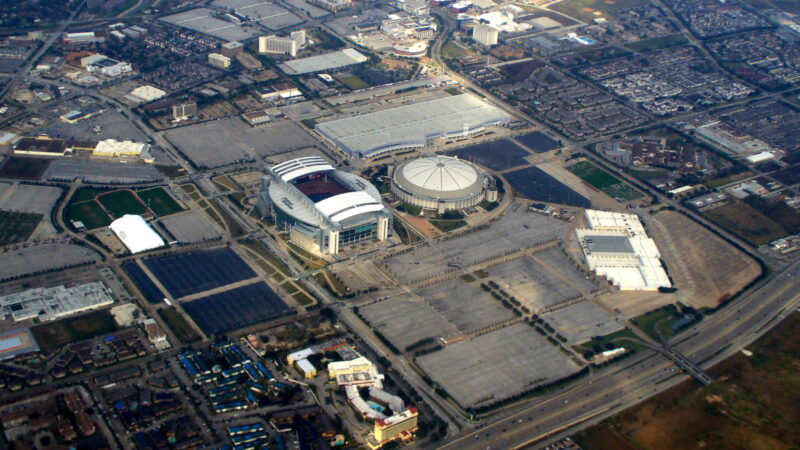 El estadio de la NFL que planta hierba en Houston para el Mundial 2026 ...